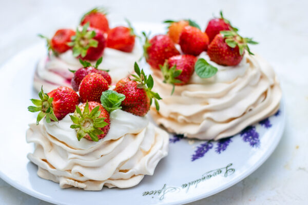 Mini bezy pavlova z truskawkami - DusiowaKuchnia.pl