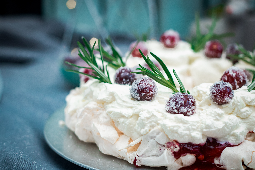 Bezowy wieniec świąteczny - beza z żurawiną - DusiowaKuchnia.pl